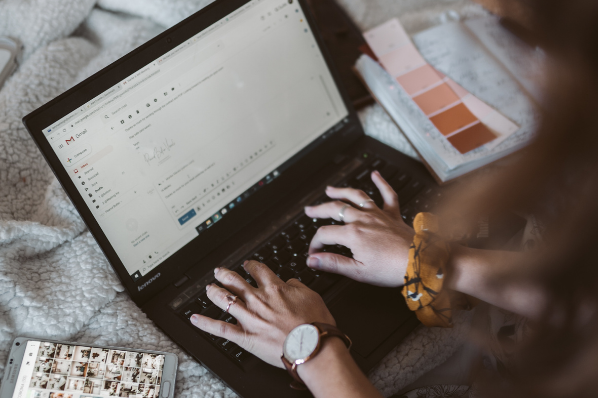 Comment rédiger un mail de départ pour collègues et clients ? (+ exemples)